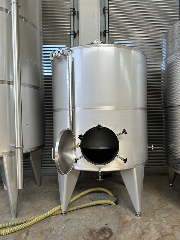 2x 3450 liter storage tanks made of AISI 304 with fill level tube