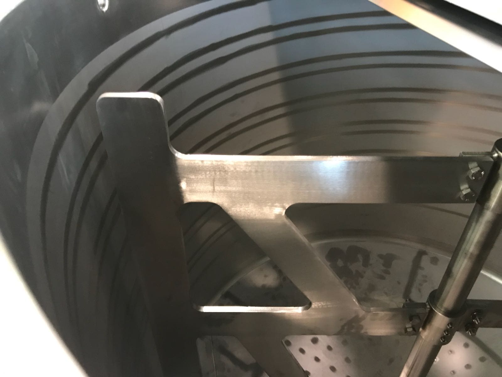 2x 2500 liter melting tanks for chocolate icing