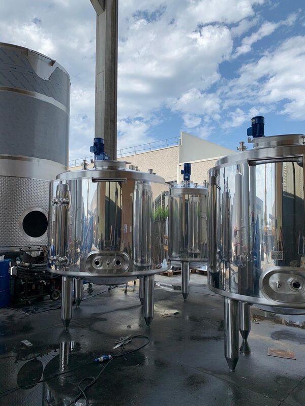 6x mixing tanks for a biotechnology application (2000 - 5000 liters)